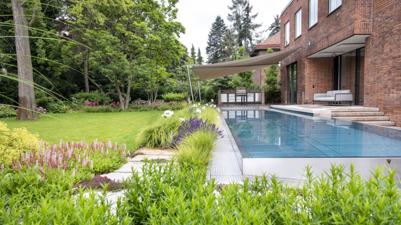 Zahrada s bazénem u prvorepublikové vily | Flera TV | Stream